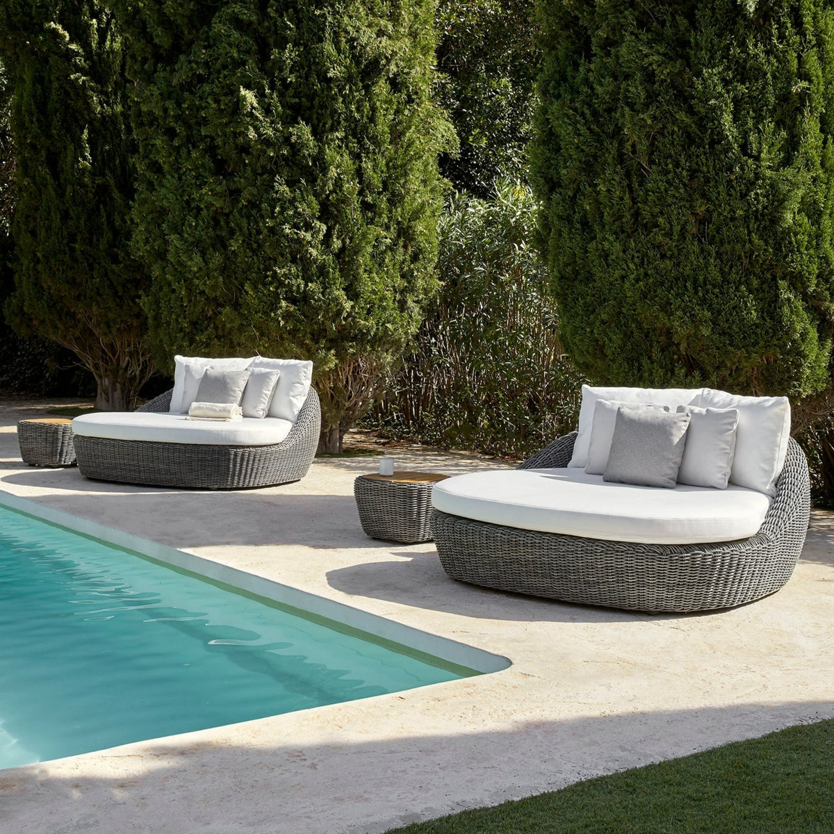 Heritage Outdoor Daybed from POINT – Ergonomia Furniture